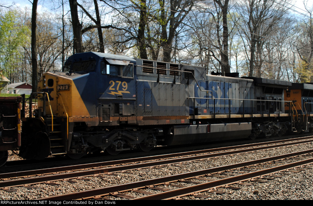 CSX AC44CW 279 trails on Q439-05